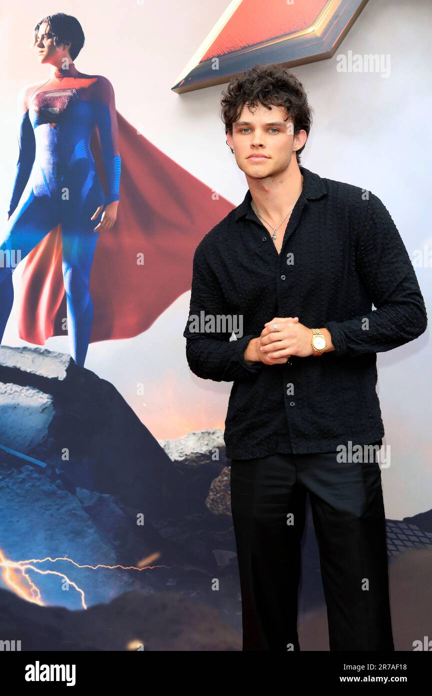 Curran Walters bei der Premiere des Kinofilms 'The Flash' im Ovation ...