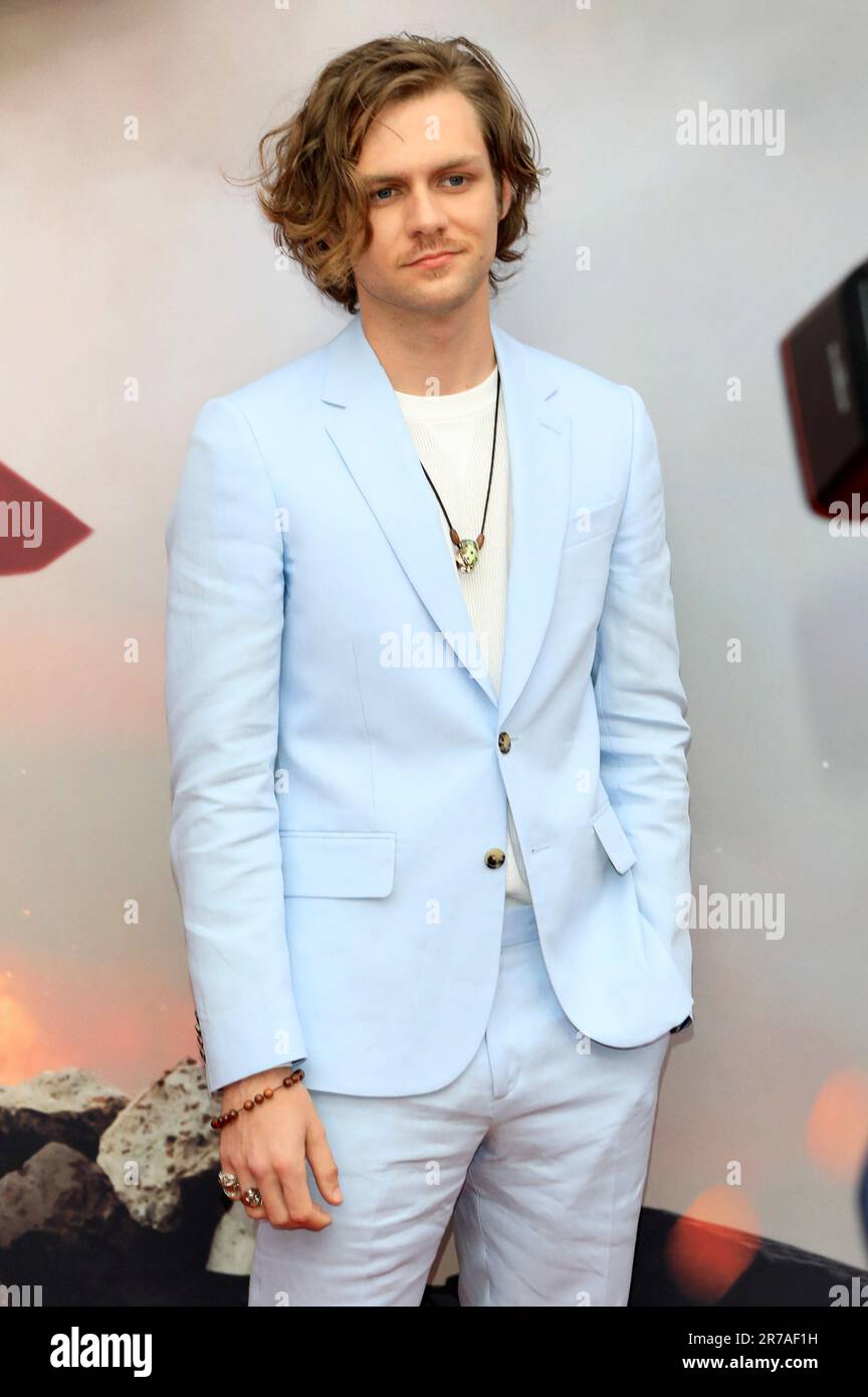 Ty Simpkins bei der Premiere des Kinofilms 'The Flash' im Ovation ...