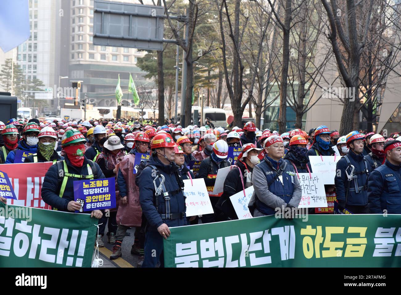 A crowd of South Korean workers in Seoul demonstrating their ...