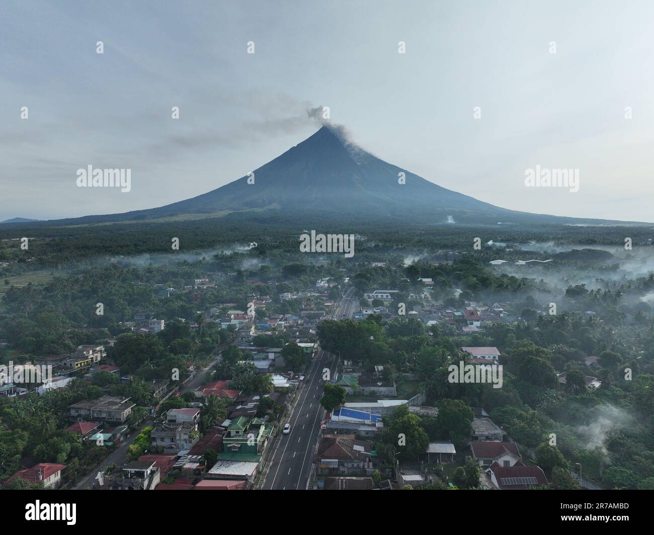 Mayon eruption 2023 hi-res stock photography and images - Alamy