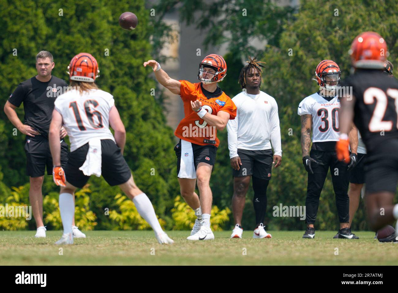 Cincinnati Bengals quarterback Joe Burrow (9) throws during practice at ...