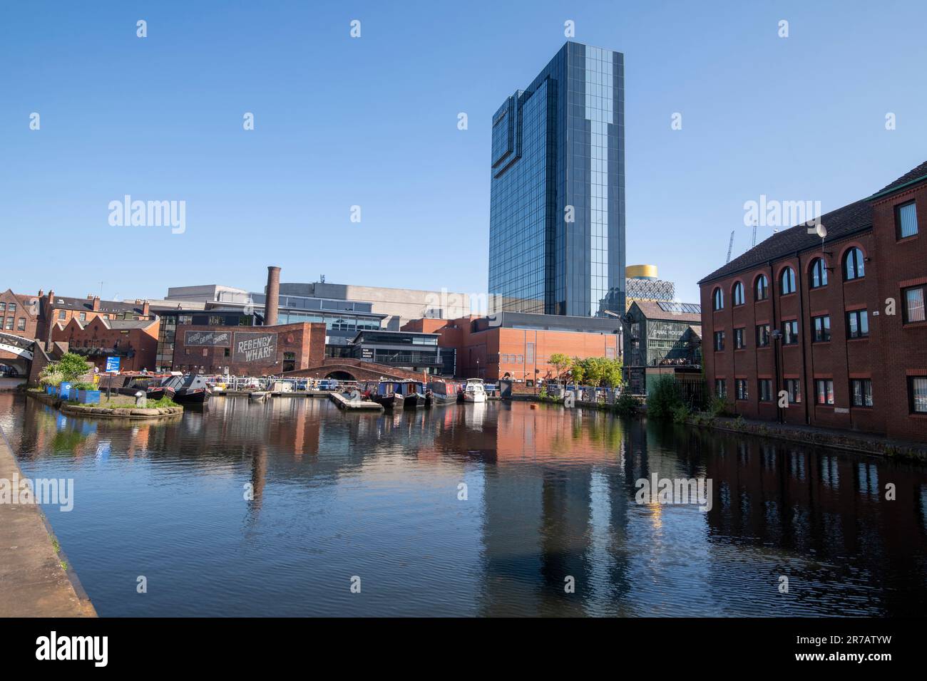 Sunny summer morning at the Gas Street Basin, Birmingham West Midlands ...