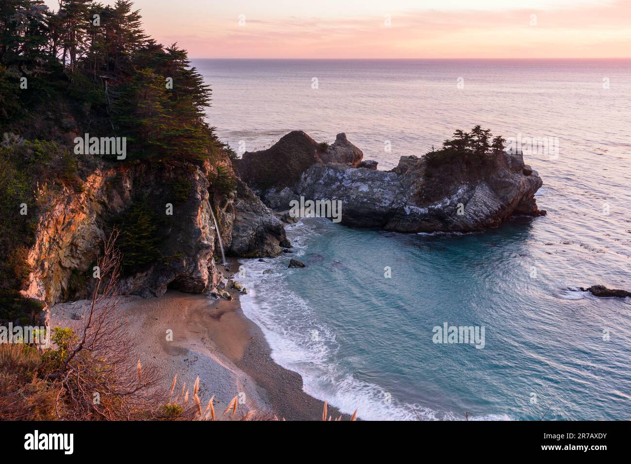 Empty coast at sunset hi-res stock photography and images - Alamy