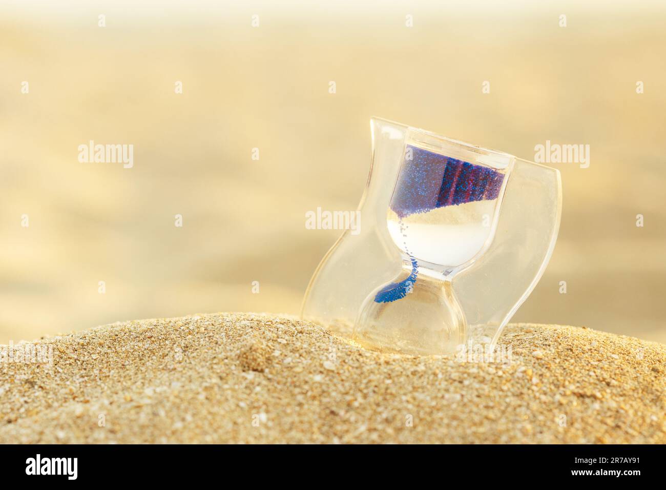 Hourglass clock on sand beach hi-res stock photography and images - Alamy
