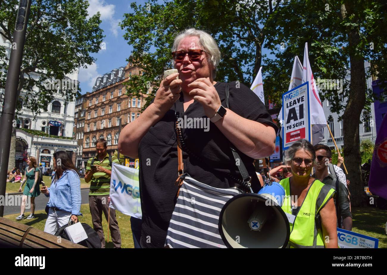 Female screenwriters hi-res stock photography and images - Alamy