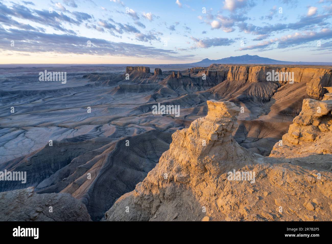 First light on the cliffs of the Skyline Overlook overlooking the ...