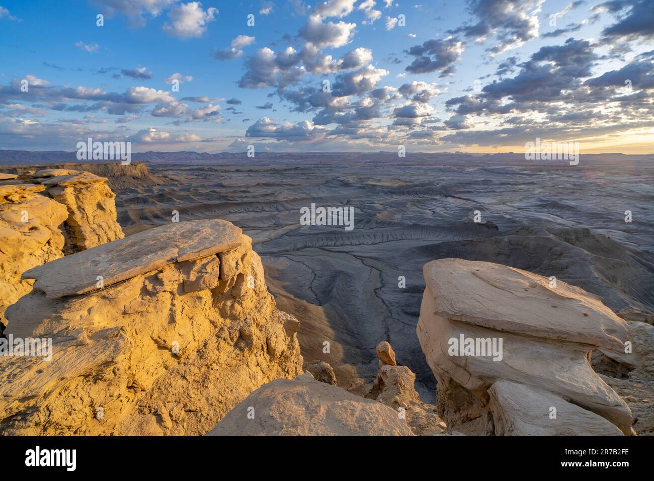First light on the cliffs of the Skyline Overlook overlooking the ...