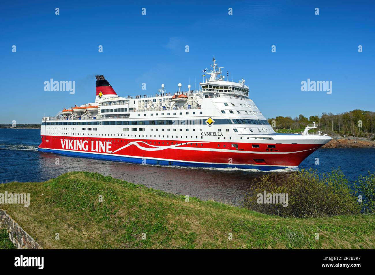 The Viking Line ferry Gabriella navigates the narrow Kustaanmiekka ...