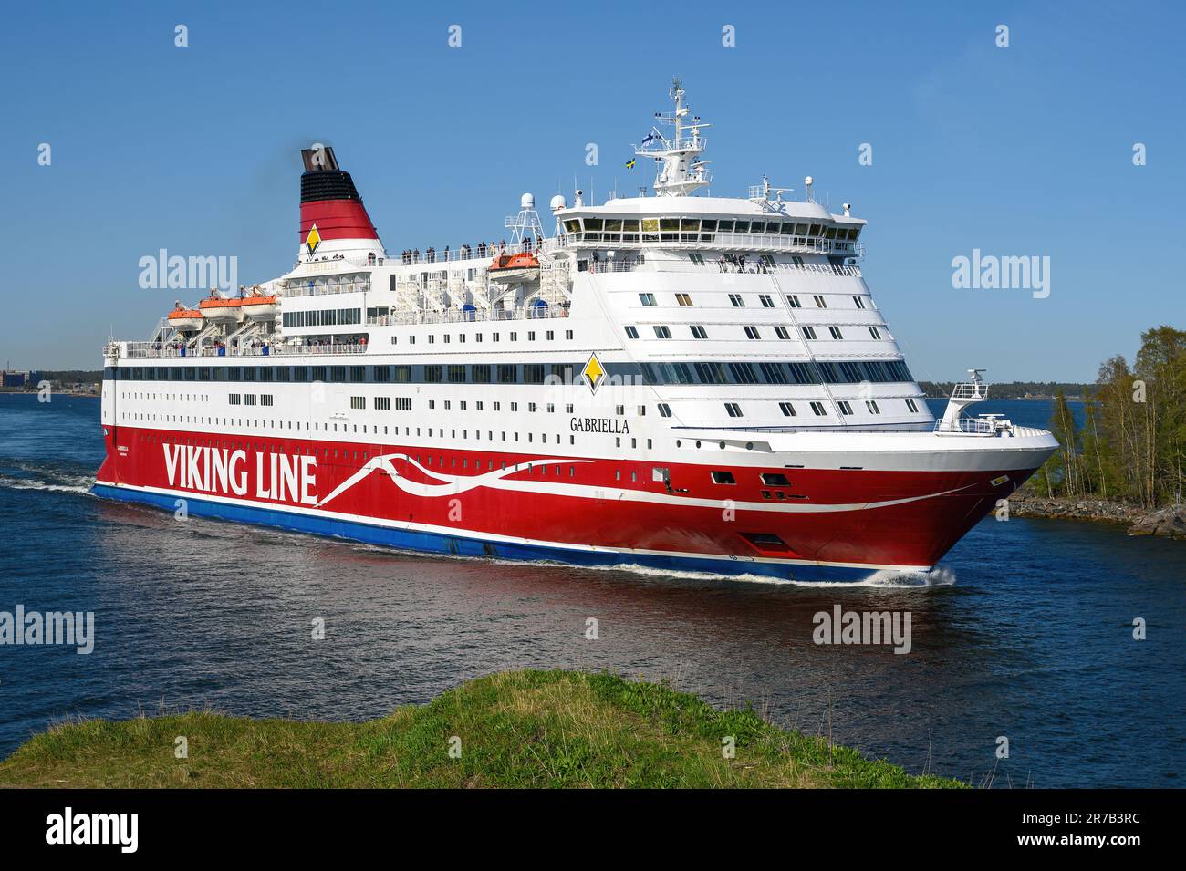 The Viking Line ferry Gabriella navigates the narrow Kustaanmiekka ...