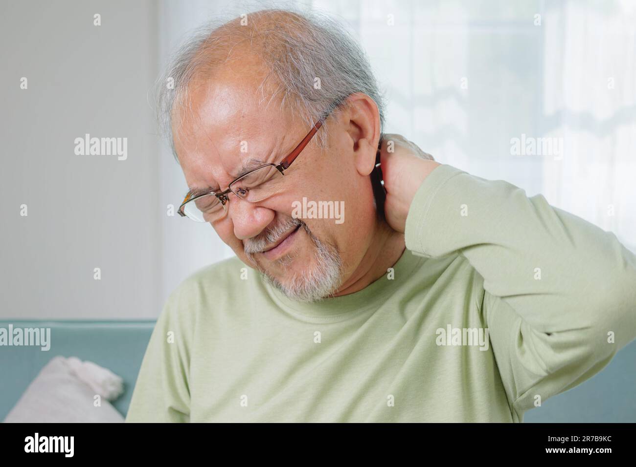 Asian old man shoulder pain hi-res stock photography and images - Alamy