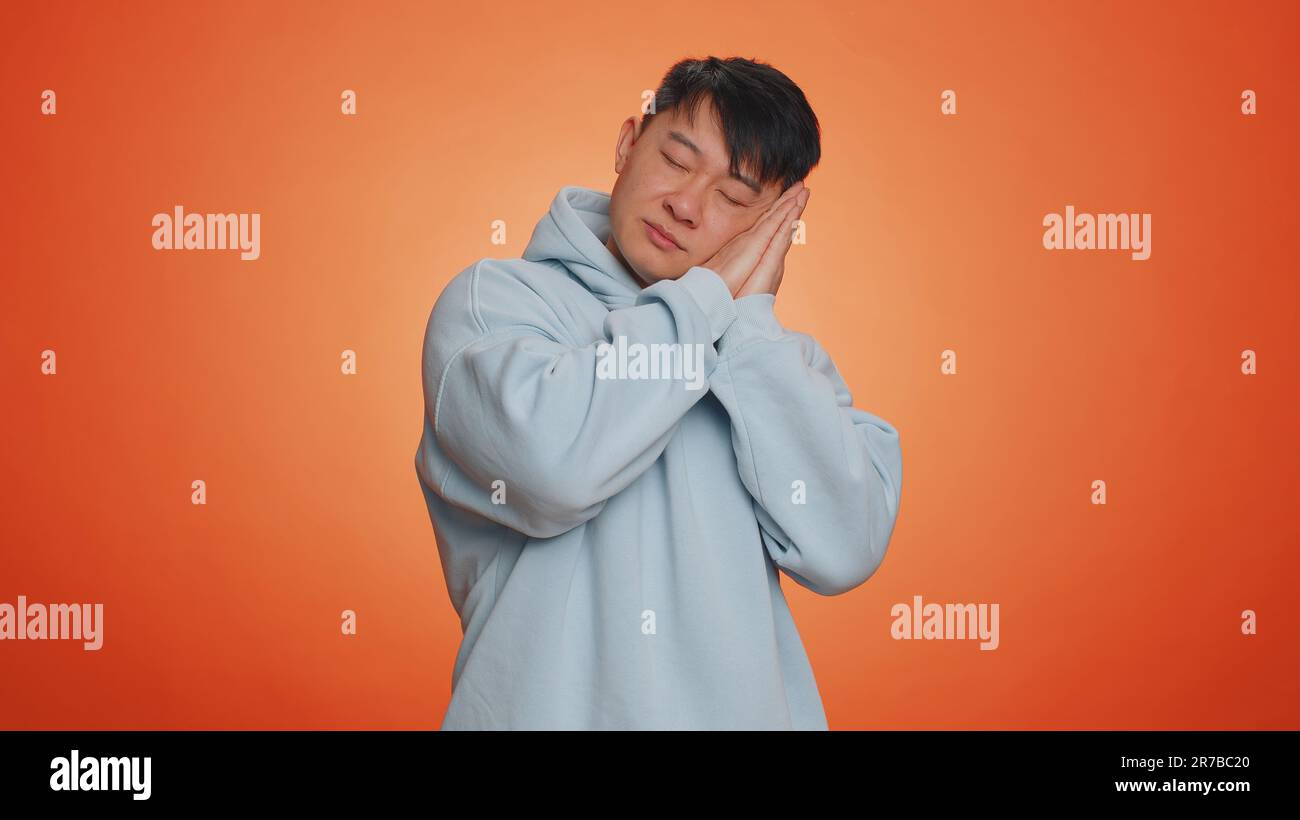 Tired asian handsome man yawning, sleepy inattentive feeling somnolent ...