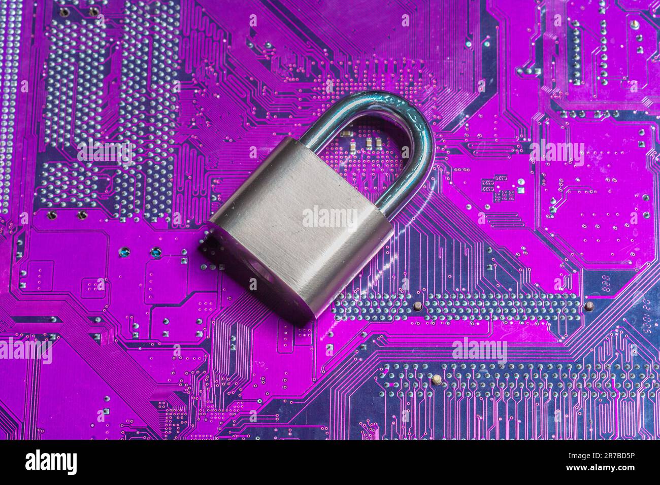 Data padlock on circuit board hi-res stock photography and images - Alamy