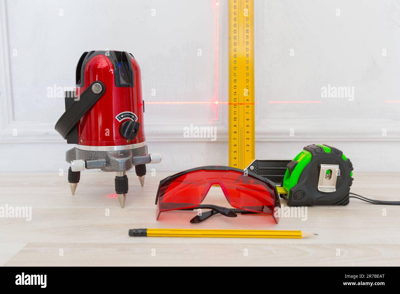Laser level measuring tool Stock Photo - Alamy