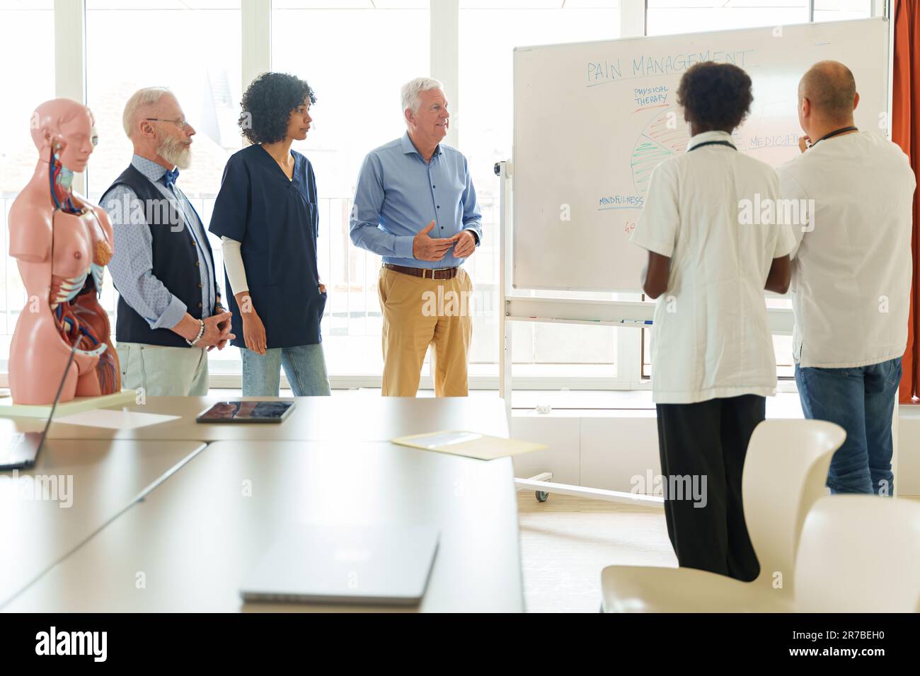 Collaborative medical discussion hi-res stock photography and images - Alamy