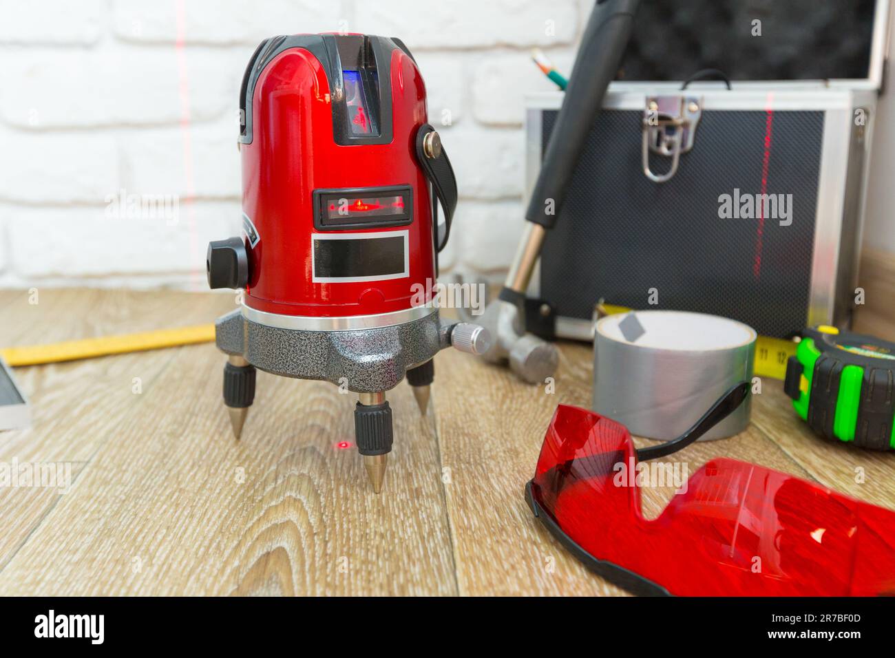 Laser level measuring tool Stock Photo - Alamy