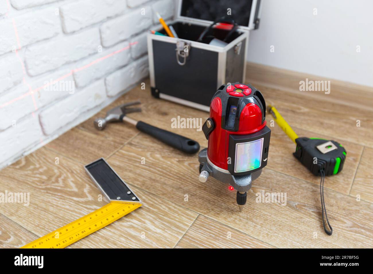 Laser level measuring tool Stock Photo - Alamy