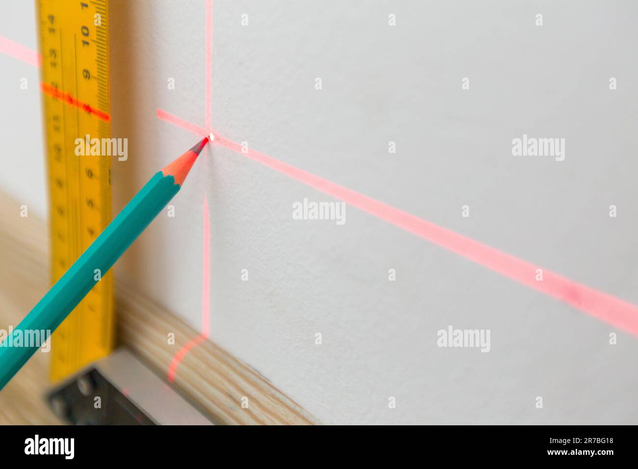 Laser level and lines on the wall Stock Photo - Alamy