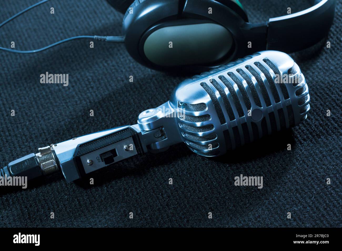 Retro microphone and headphones Stock Photo - Alamy