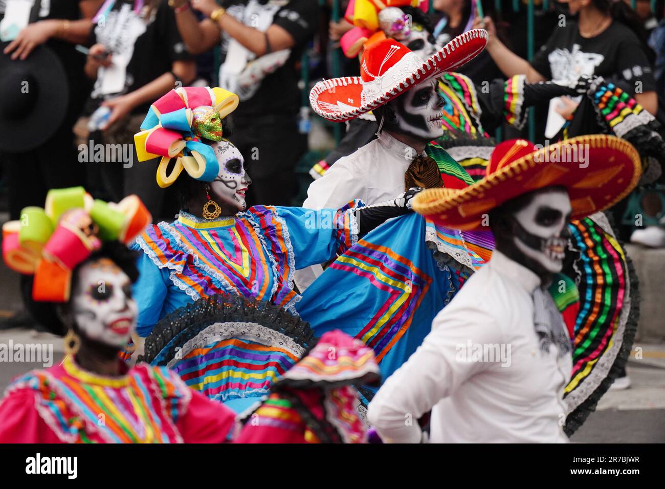 Traditional Mexican dancers perform dressed in Catrina skeleton ...