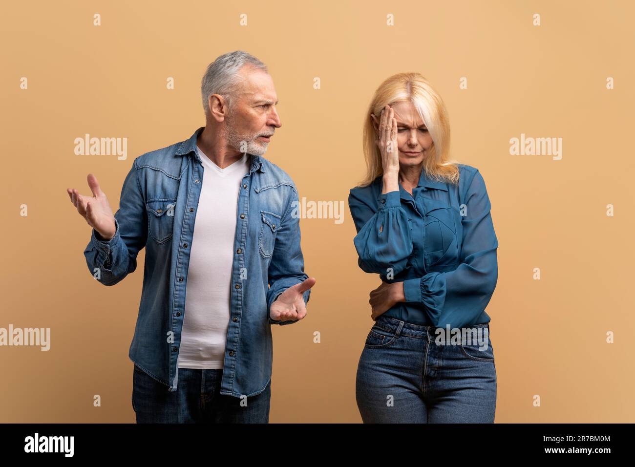Old woman arguing yelling angry hi-res stock photography and images - Alamy