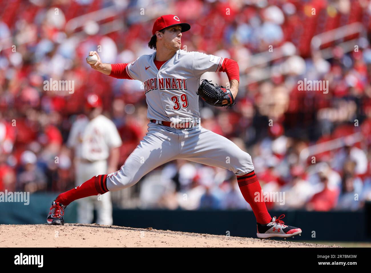 ST. LOUIS, MO - JUNE 10: Cincinnati Reds relief pitcher Lucas Sims (39 ...