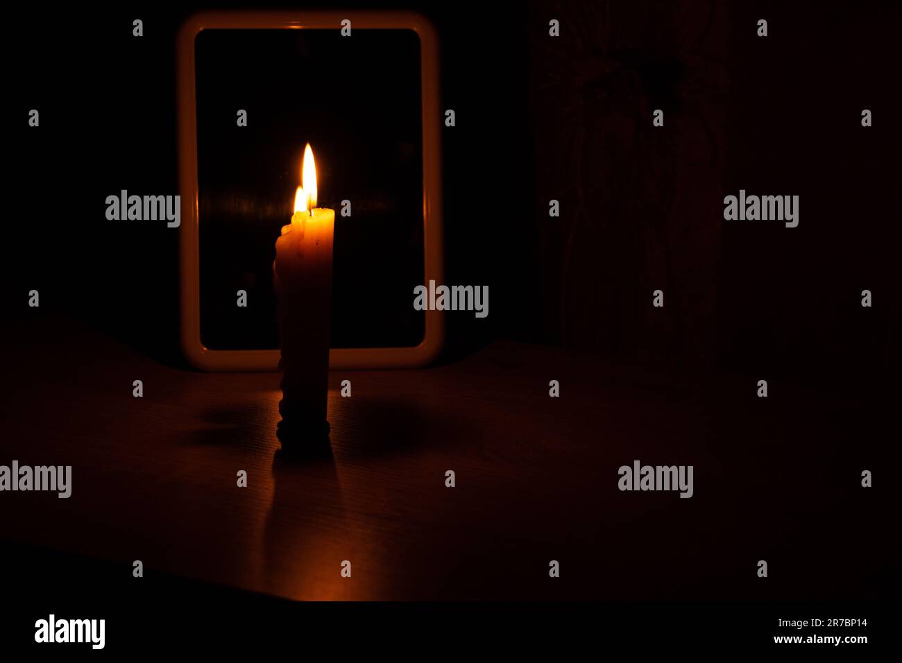 Candle light dark room hi-res stock photography and images - Alamy