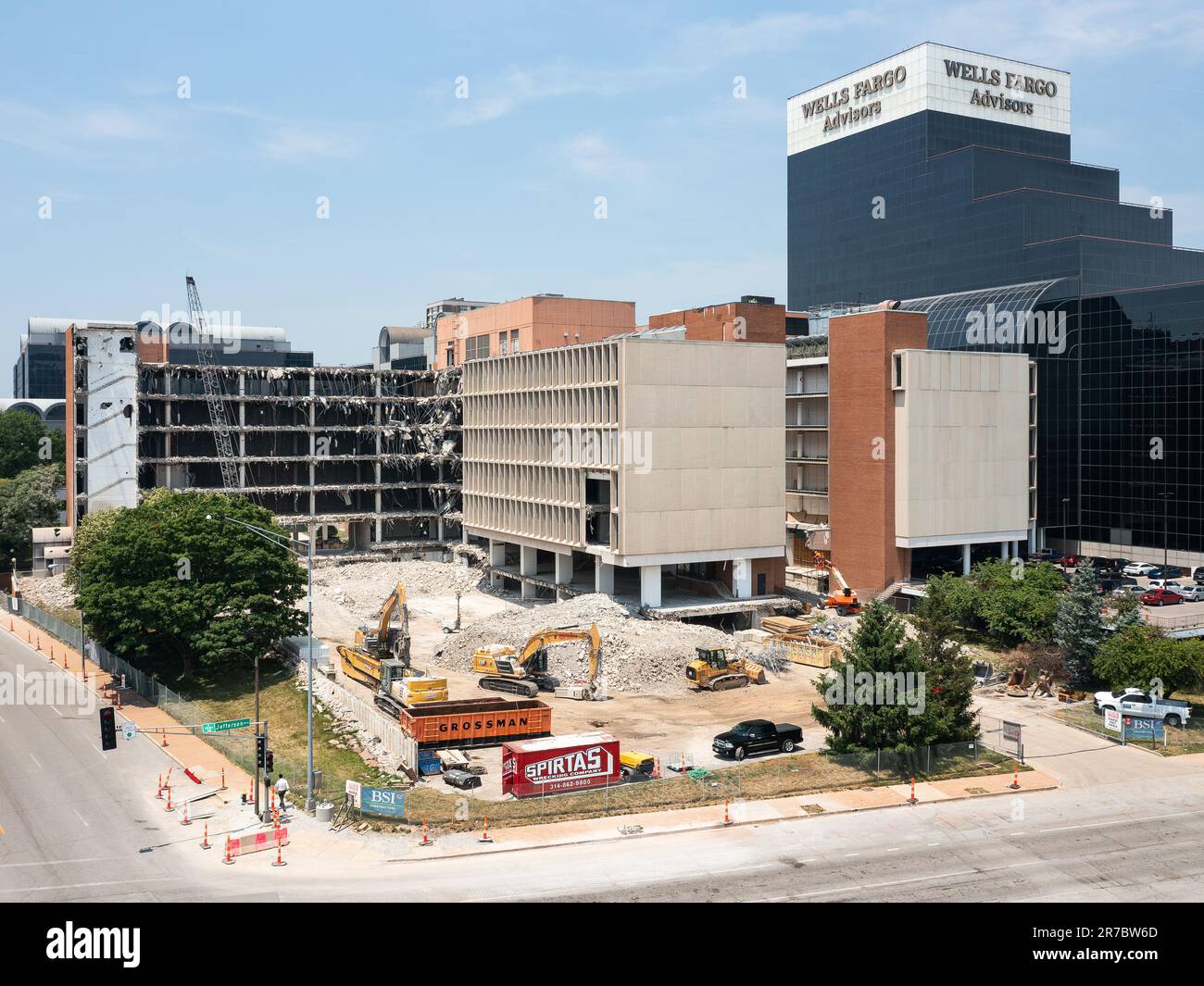 Modernist building exterior hi-res stock photography and images - Alamy