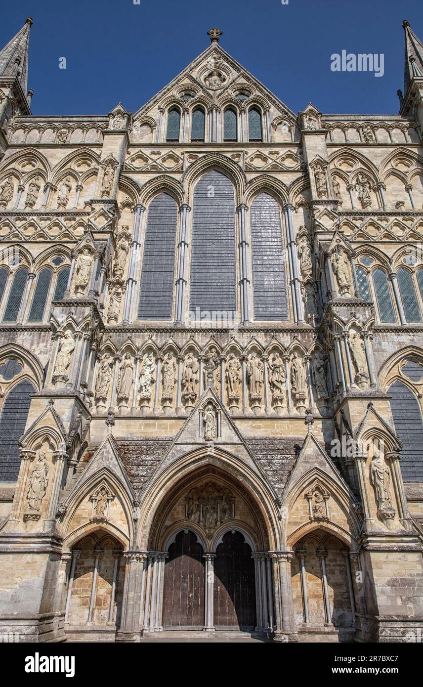 Salisbury Cathedral front view Stock Photo - Alamy
