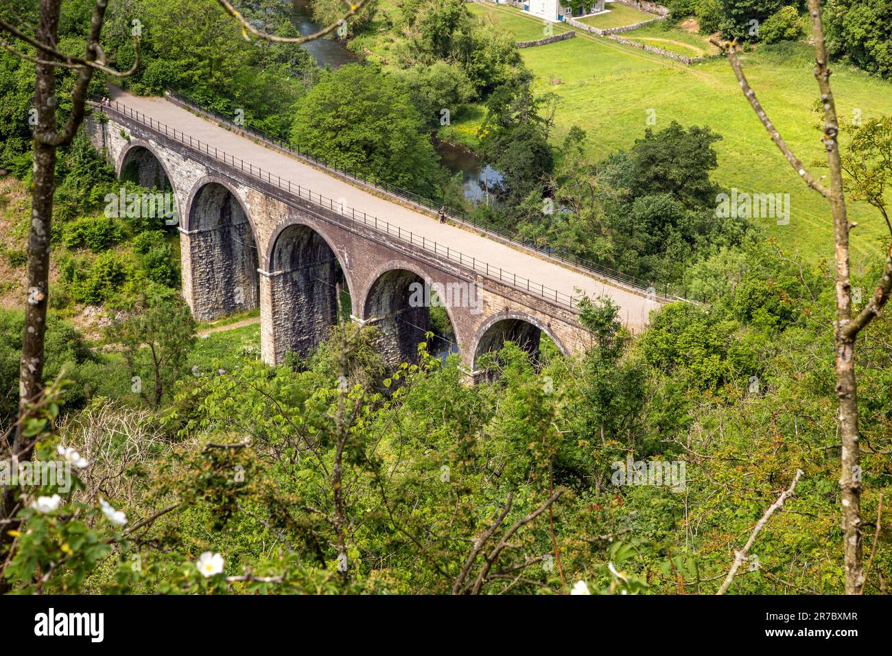 The Derbyshire Dales beauty spot of the Monsall Viaduct at Monsall Head ...