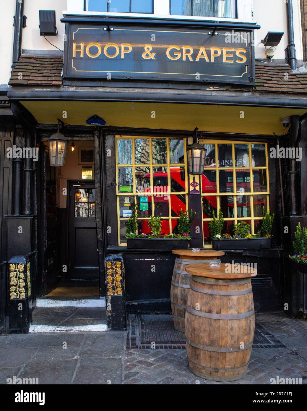 Hoop and grapes london hi-res stock photography and images - Alamy