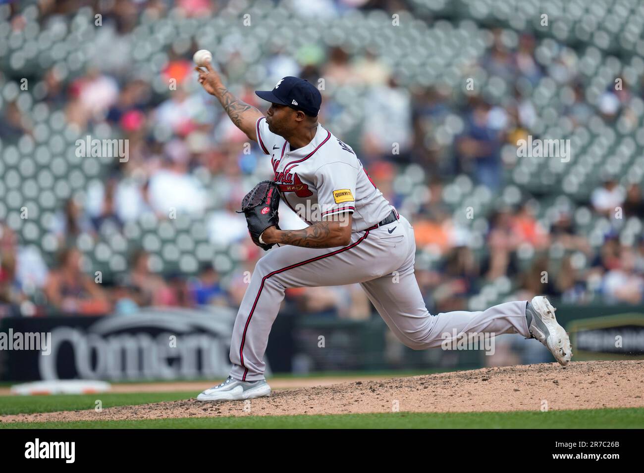 Atlanta Braves relief pitcher Raisel Iglesias (26) throws against the ...
