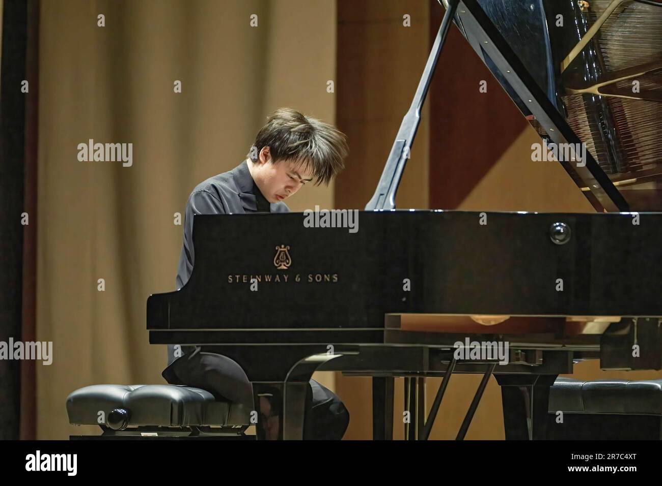 Ming piano hi-res stock photography and images - Alamy