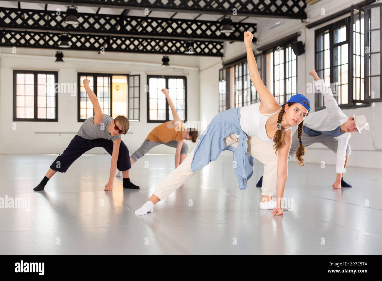 Young people dancing hip-hop Stock Photo - Alamy