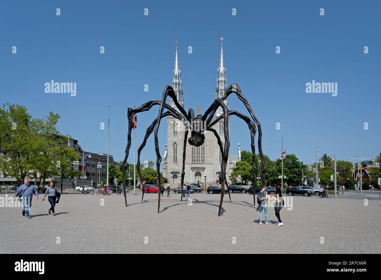 Maman spider sculpture by Louise Bourgeois outside The National Gallery ...