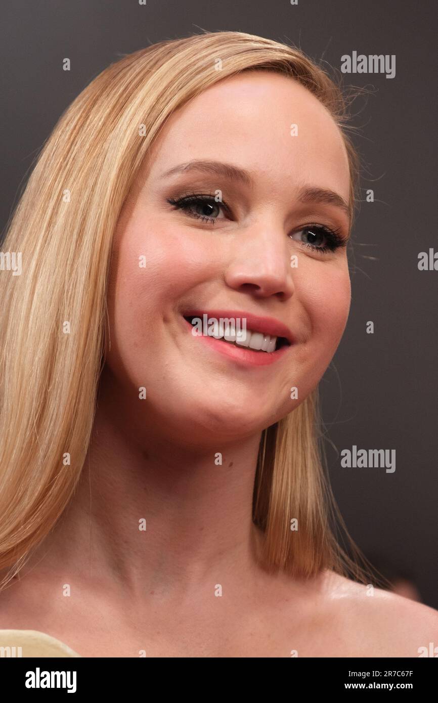 Us actress jennifer lawrence attends the premiere of sin malos hi-res ...