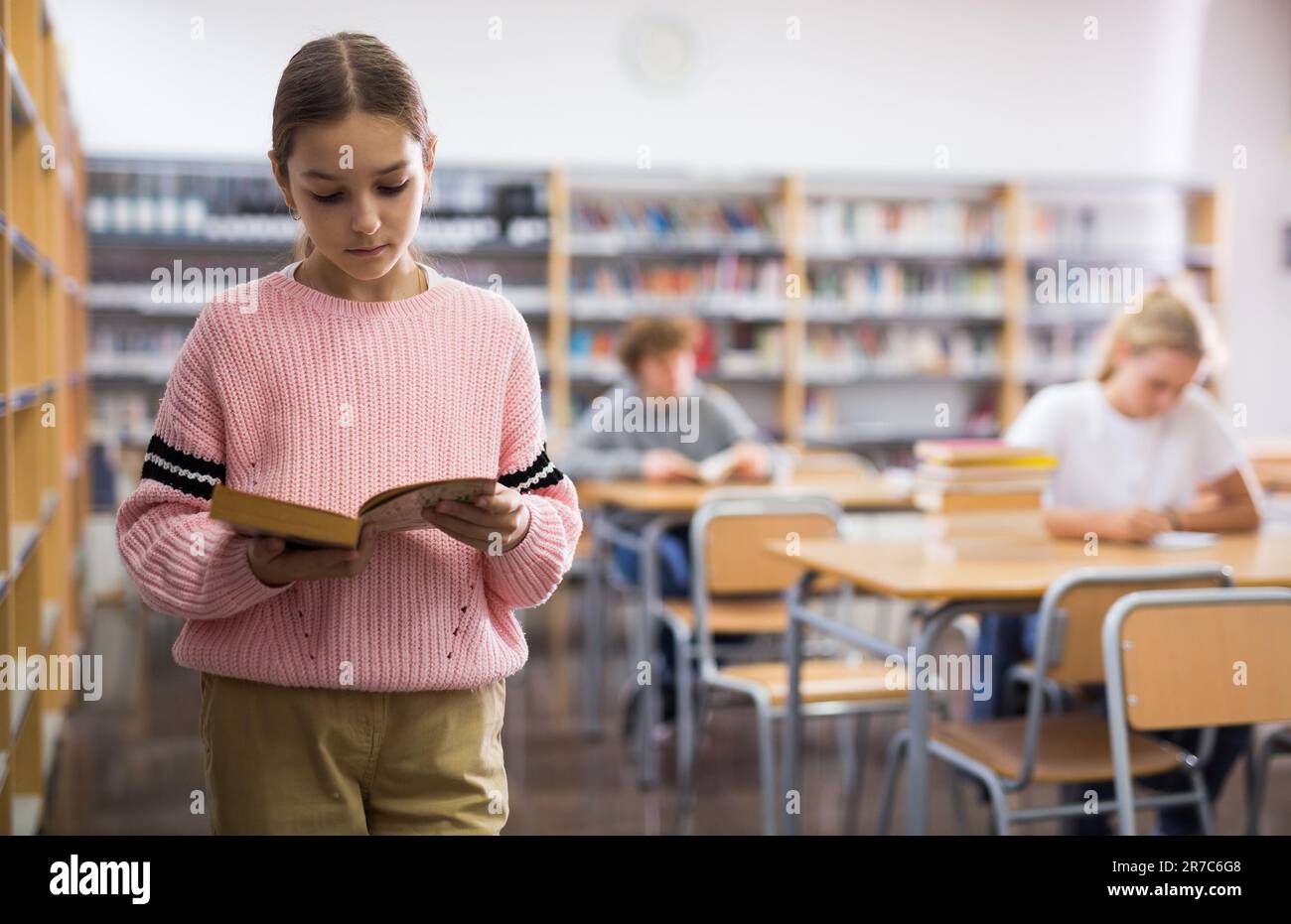 Young girl in library Stock Photo - Alamy