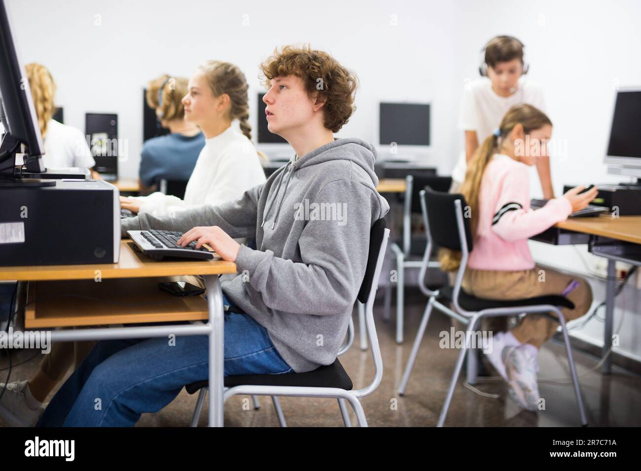 Teenager girls and boys studying in computer lab Stock Photo - Alamy