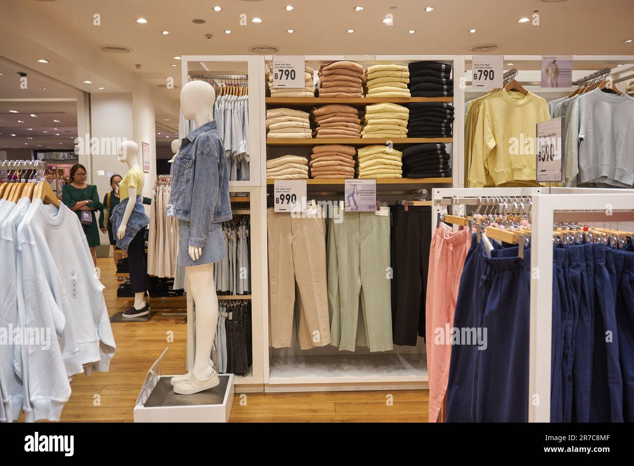 Uniqlo store shelves hi-res stock photography and images - Alamy