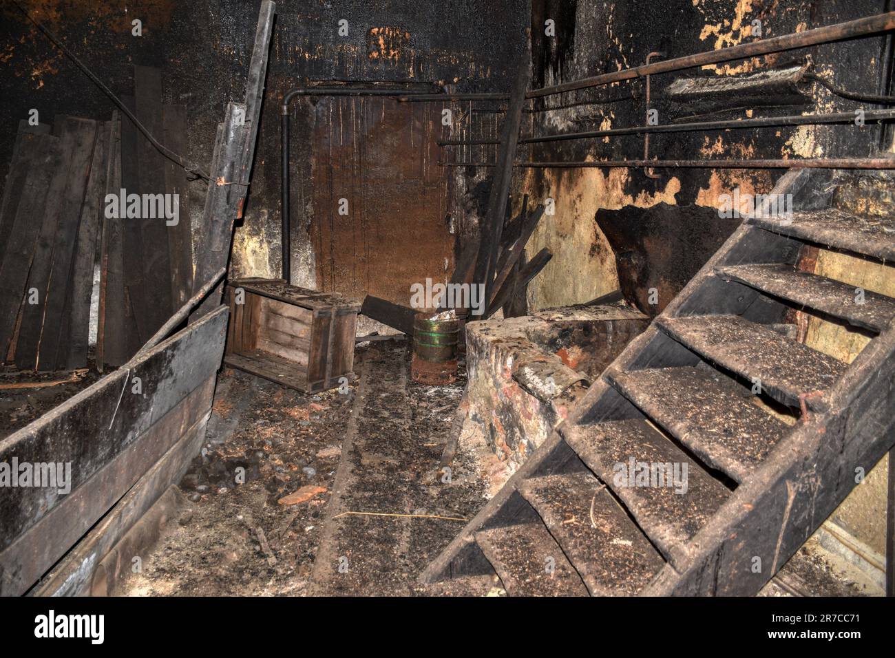 Keller, Räucherkammer, ausgebrannt, Feuer, schwarz, Ruß, verrußt ...