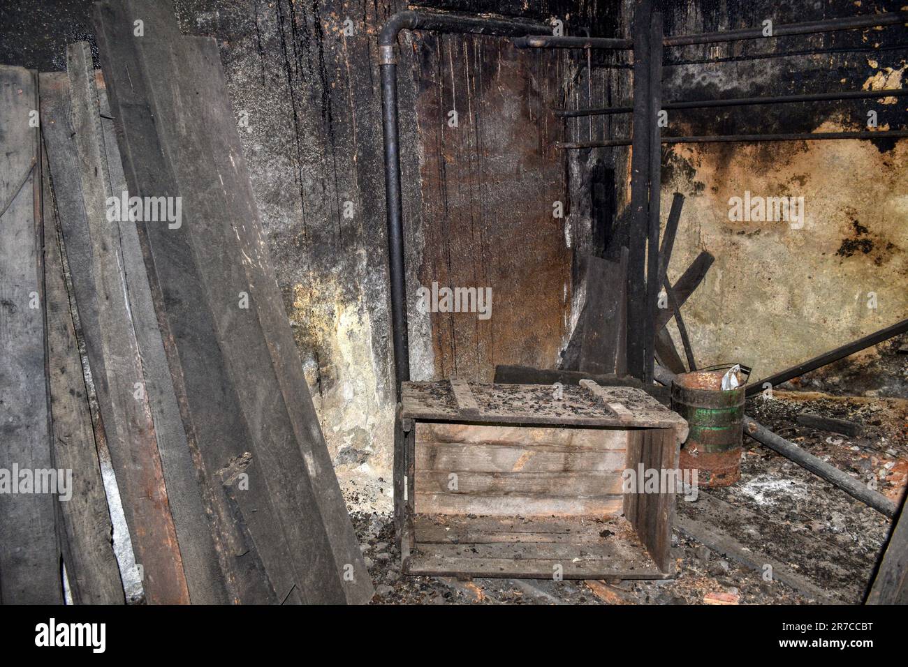 Keller, Räucherkammer, ausgebrannt, Feuer, schwarz, Ruß, verrußt ...