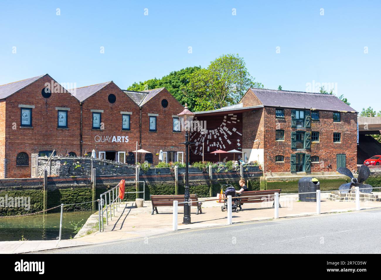 Waterside river medina arts centre the quay quayside port harbou hi-res ...