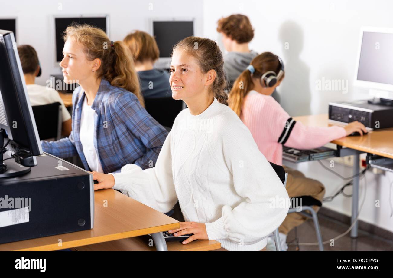Teenage boys and girls using computers in IT class room Stock Photo - Alamy