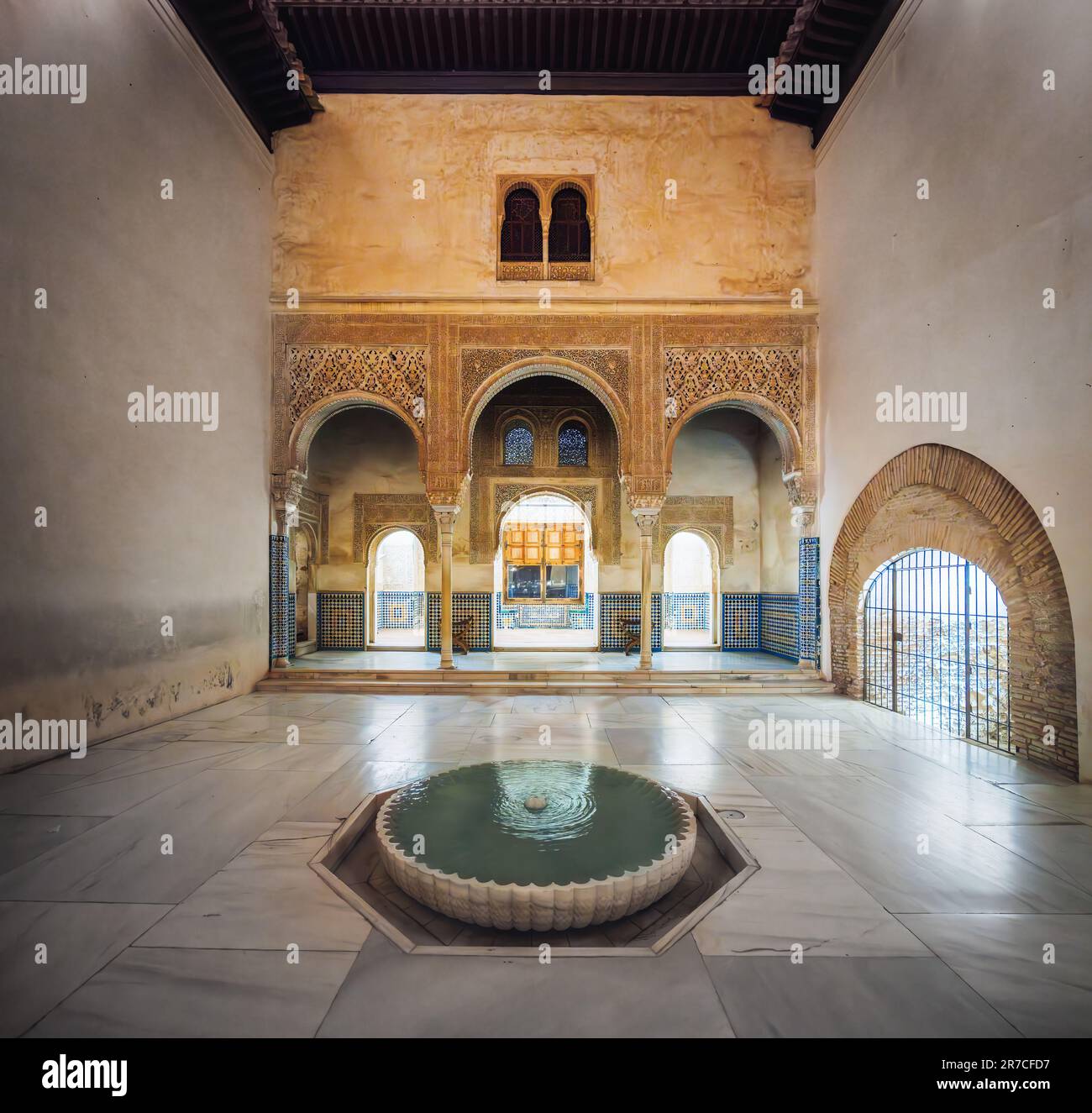 Gilded Room Courtyard (Patio del Cuarto Dorado) at Nasrid Palaces of ...