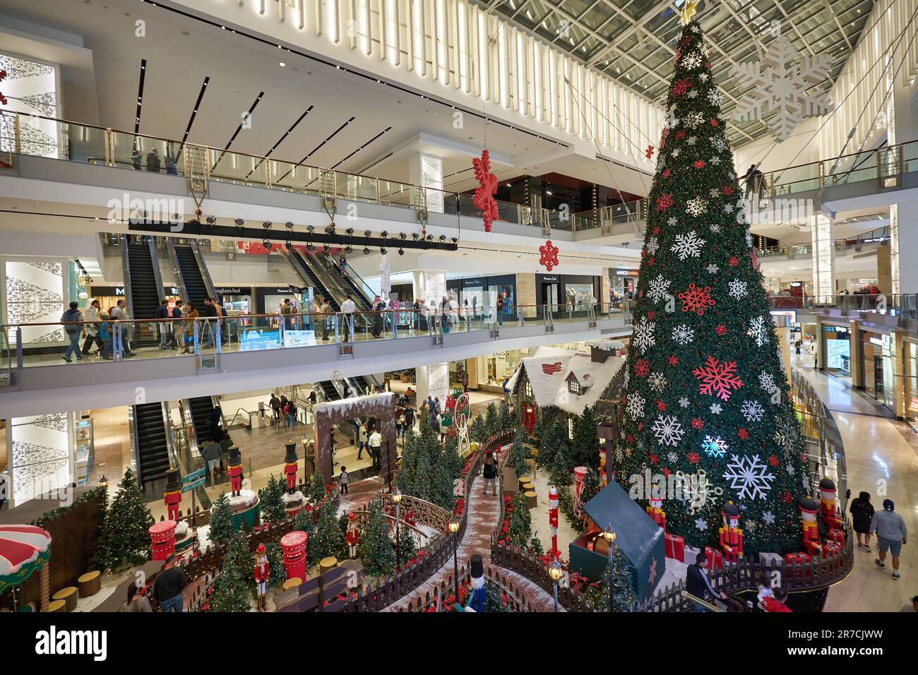 Inside abu dhabi shopping mall hi-res stock photography and images - Alamy
