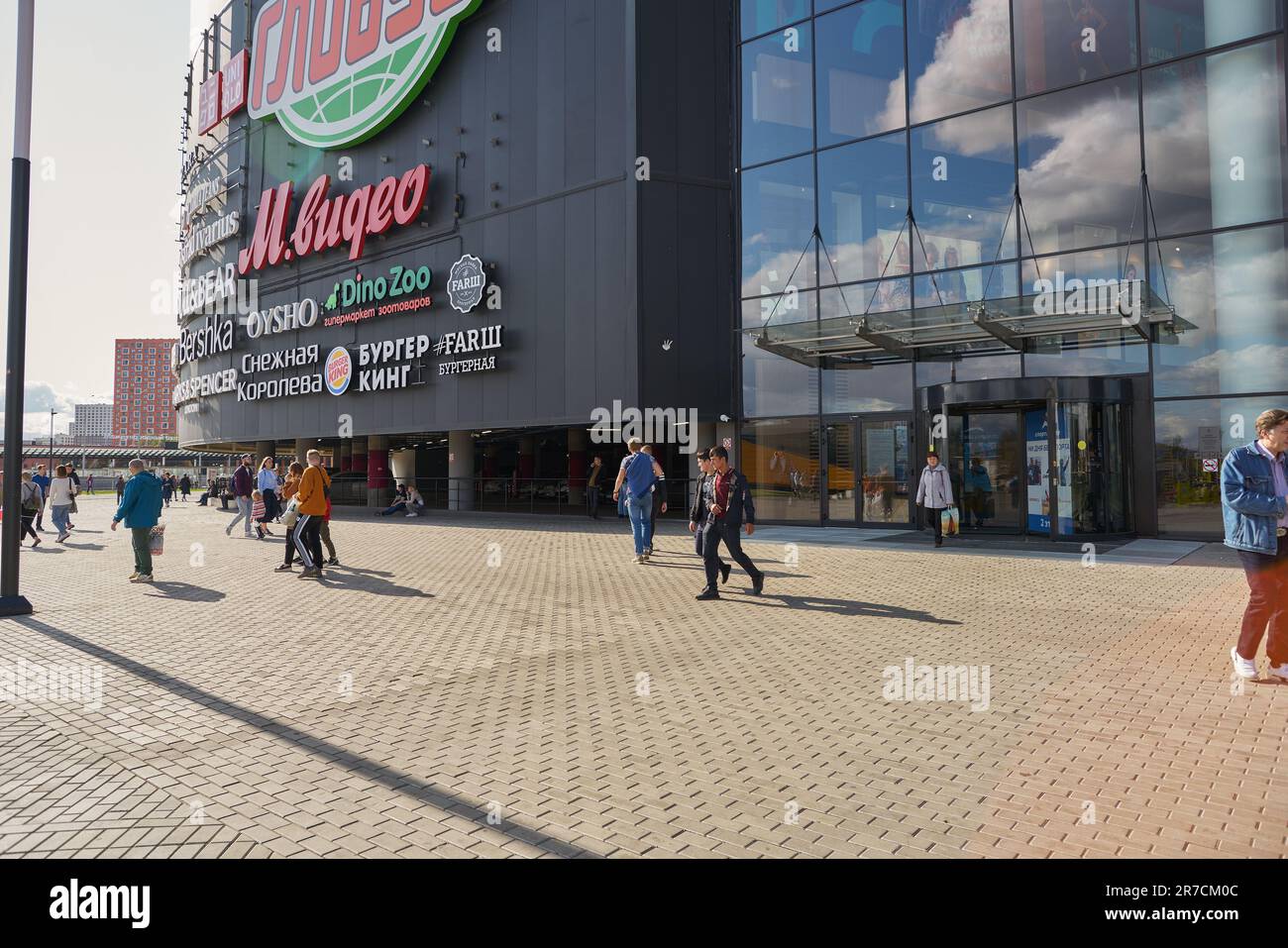 MOSCOW, RUSSIA - CIRCA SEPTEMBER, 2019: entrance to Salaris shopping ...