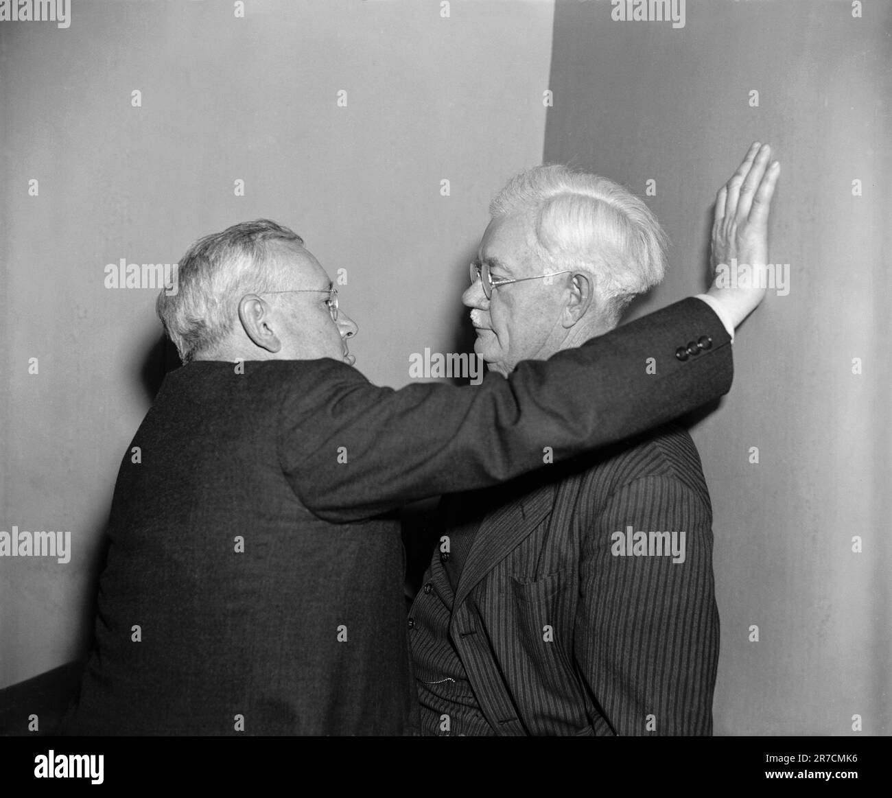 Two men talking 1930s hi-res stock photography and images - Alamy