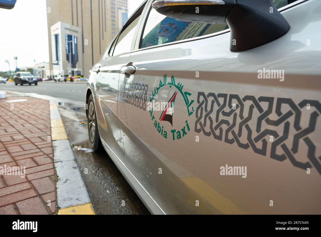 Abu dhabi uae road sign hi-res stock photography and images - Alamy