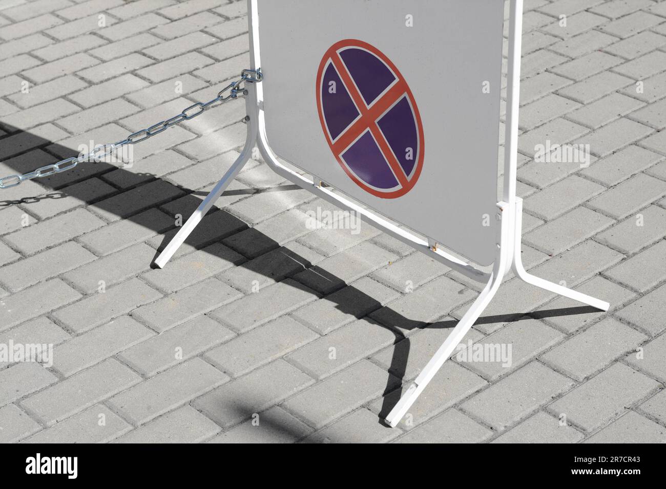 Car stopping at signal hi-res stock photography and images - Alamy