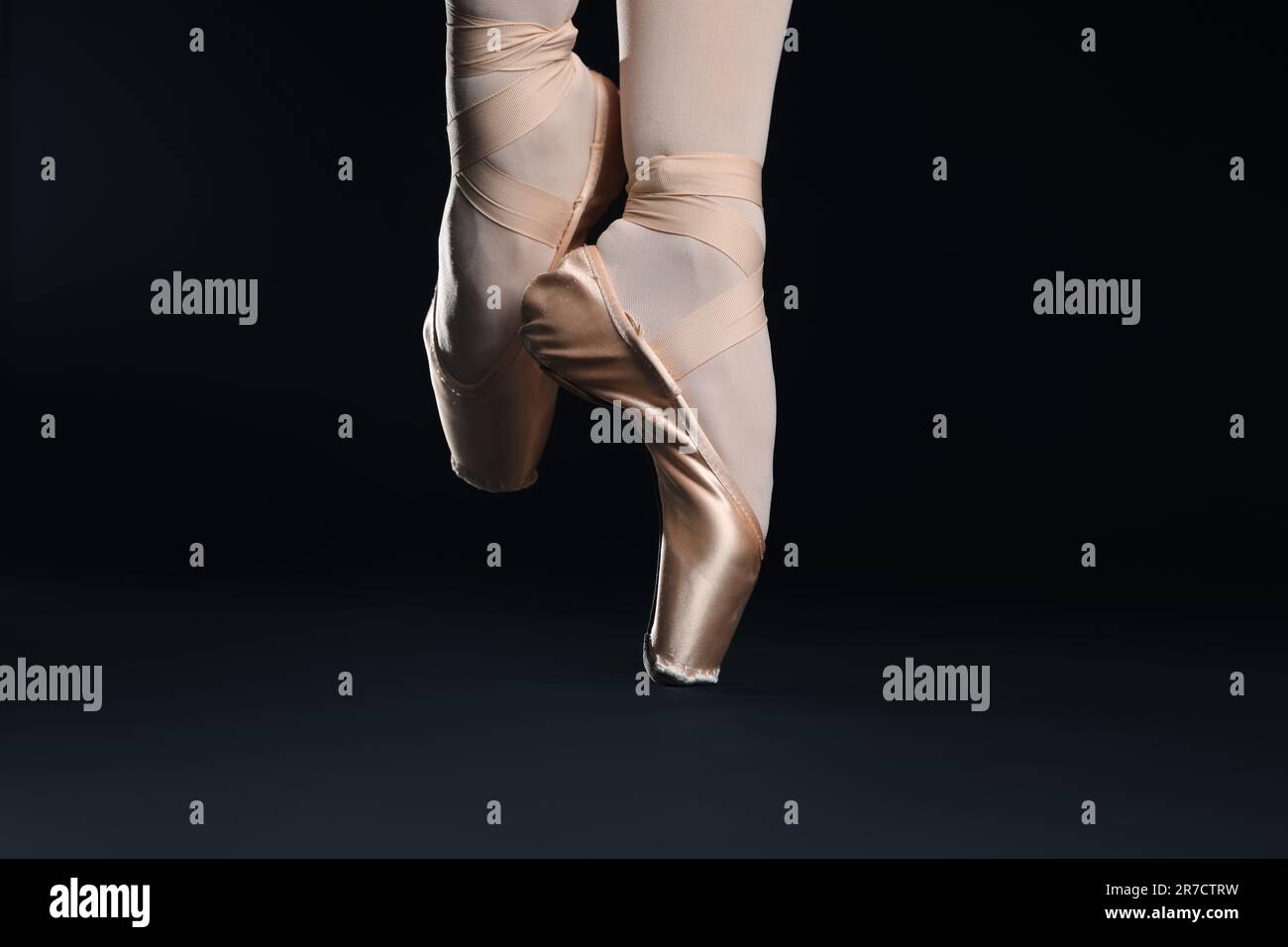 Pointe shoes dancing hi-res stock photography and images - Alamy