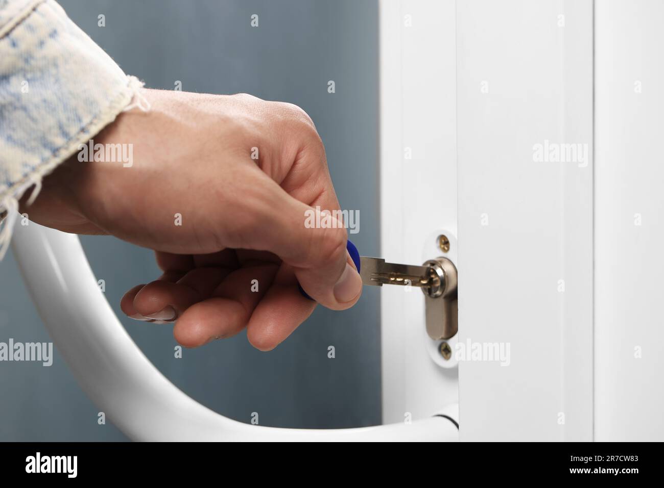 Man unlocking door home hi-res stock photography and images - Alamy